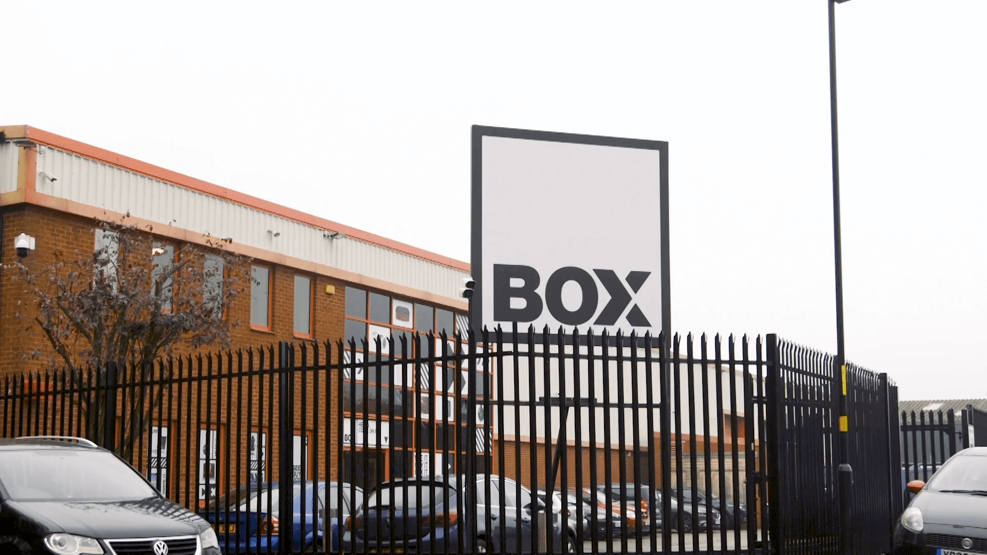 Comprehensive warehouse and shop­front wireless network for an online e ...